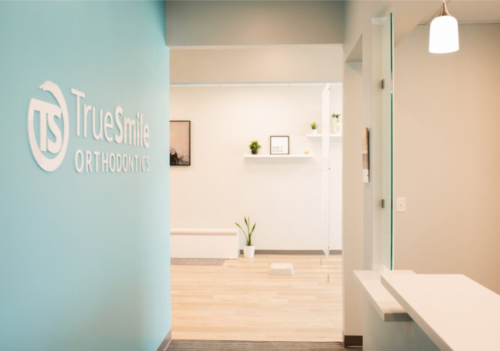 Overjet vs. Overbite: What’s the Difference? Causes, Symptoms, and ...